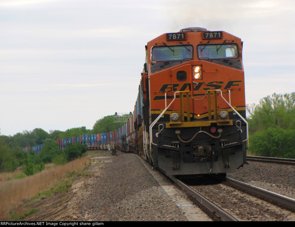 BNSF 7871 Working Dpu on a stack train.